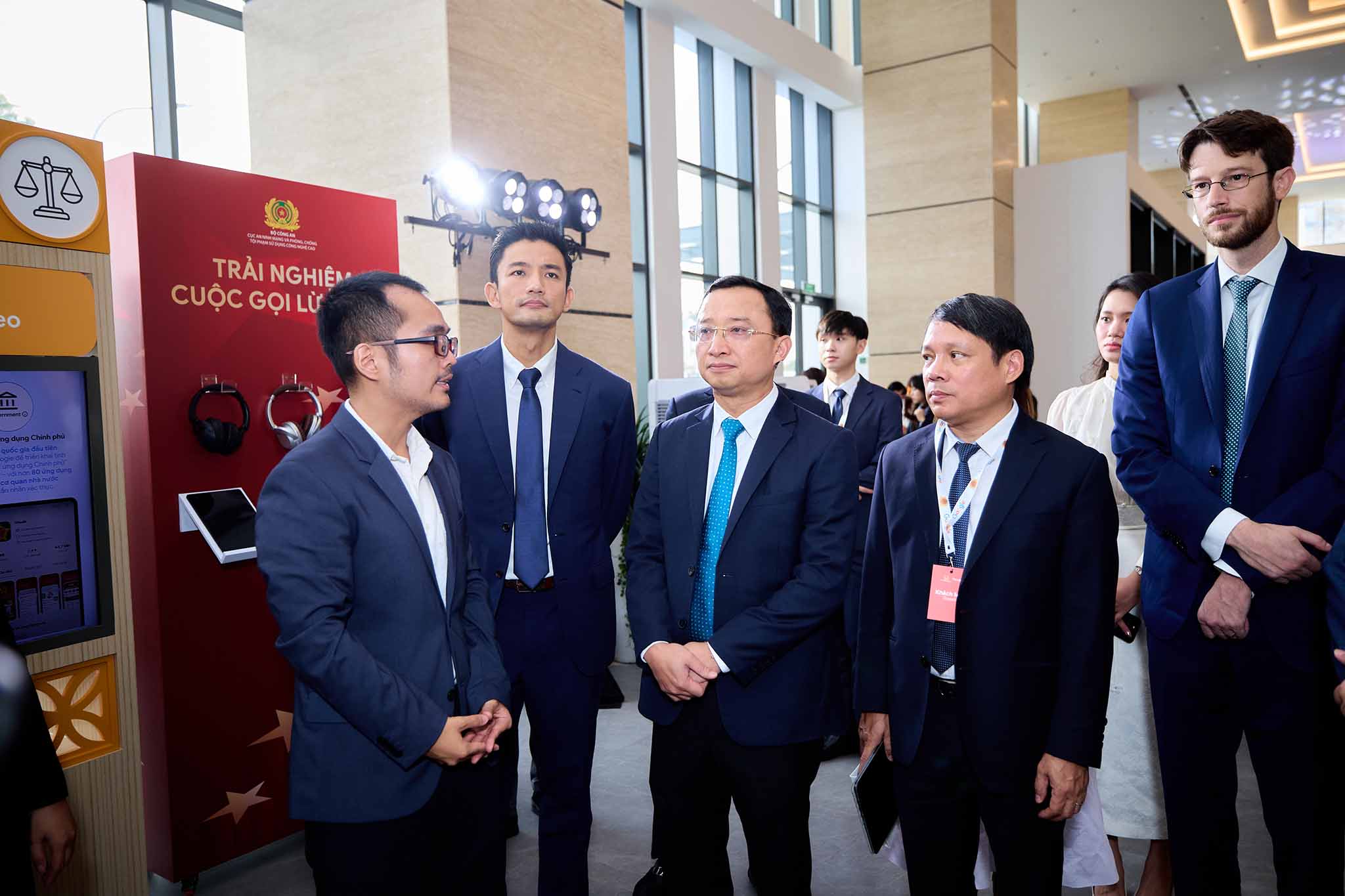 Google hợp tác Bộ Công an triển khai chiến dịch chống lừa đảo trực ...